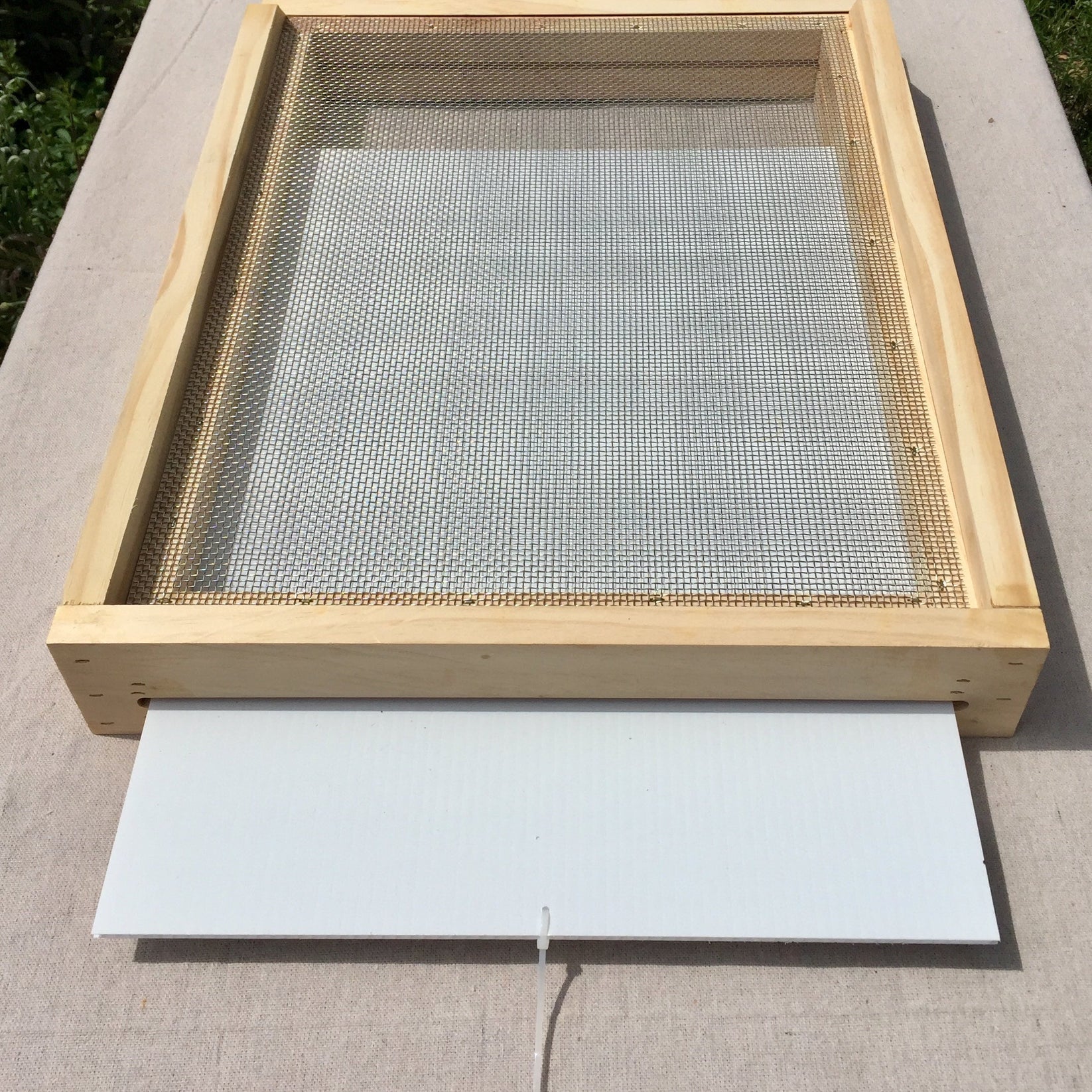 Screened Bottom Board – HiveAndGarden