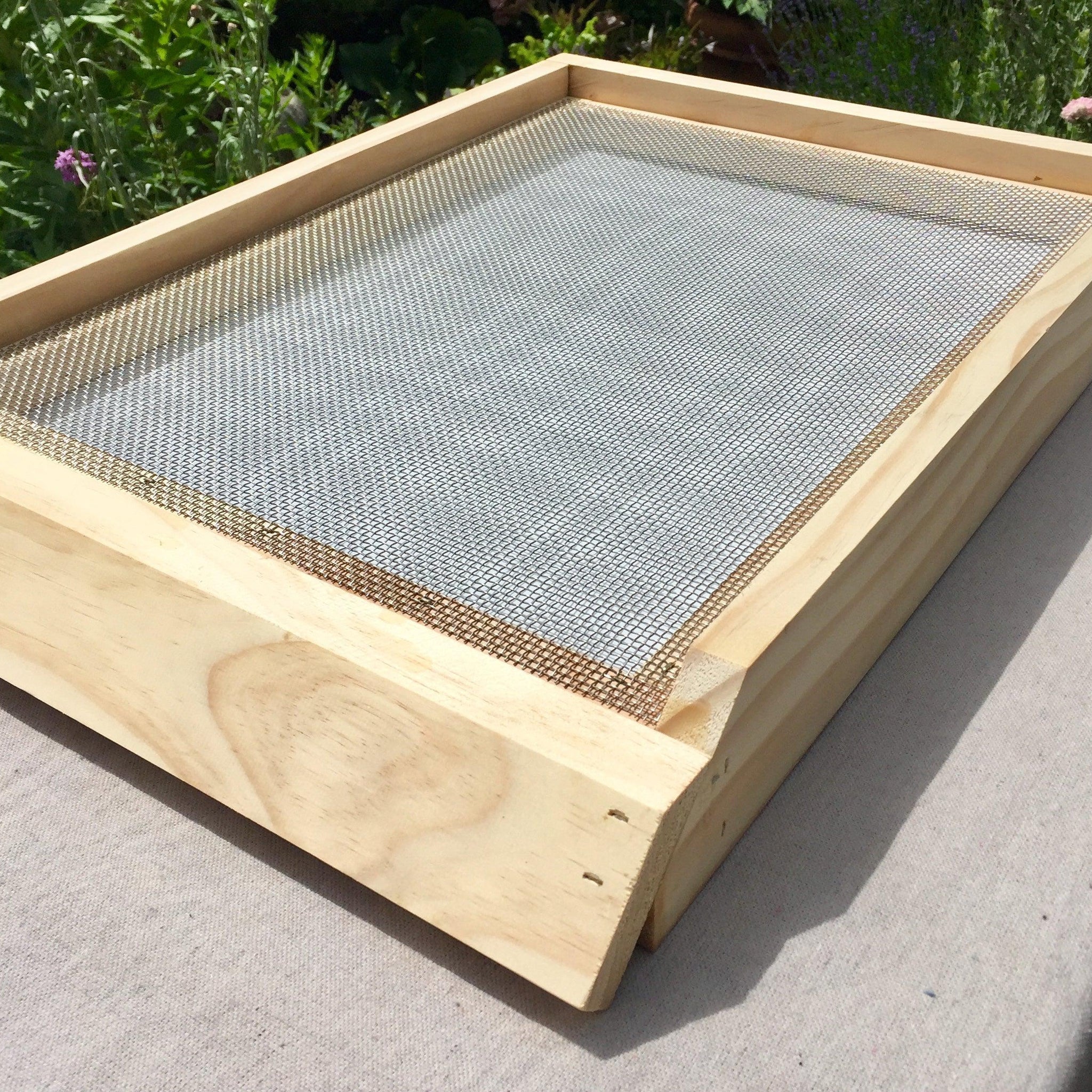 Screened Bottom Board – HiveAndGarden